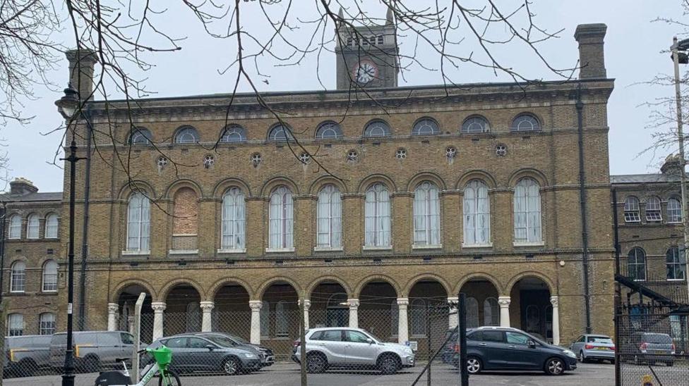 Ysgol Gymraeg Llundain: 'Oes ffordd well o wario arian i hybu'r iaith ...