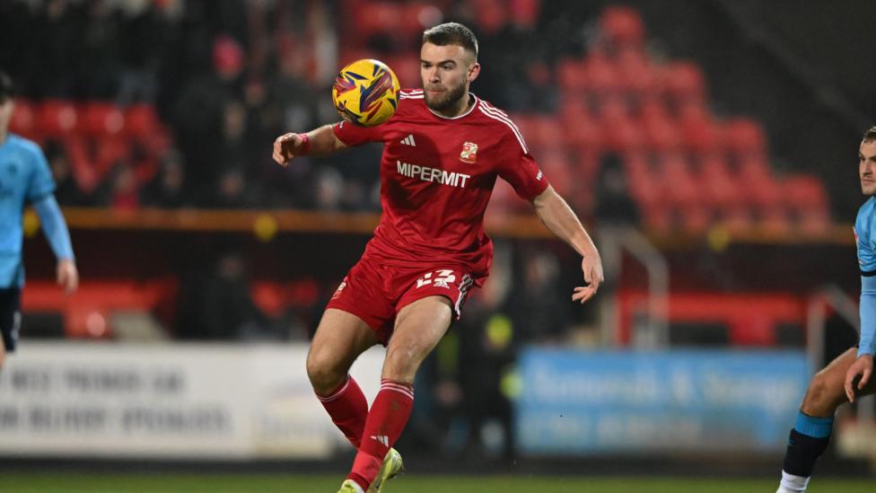 Aaron Drinan: Swindon Town striker suffers PCL tear - BBC Sport