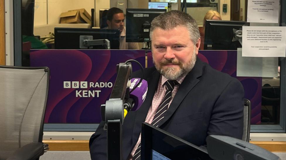 'Vast majority' of staff love job, Kent Police boss insists - BBC News