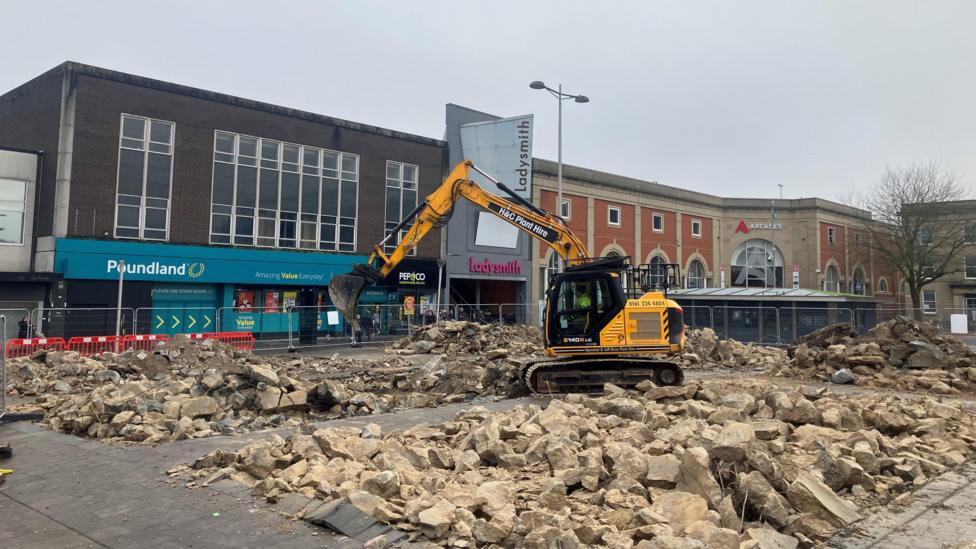 Ashton-under-Lyne redevelopment affecting business, traders claim - BBC ...