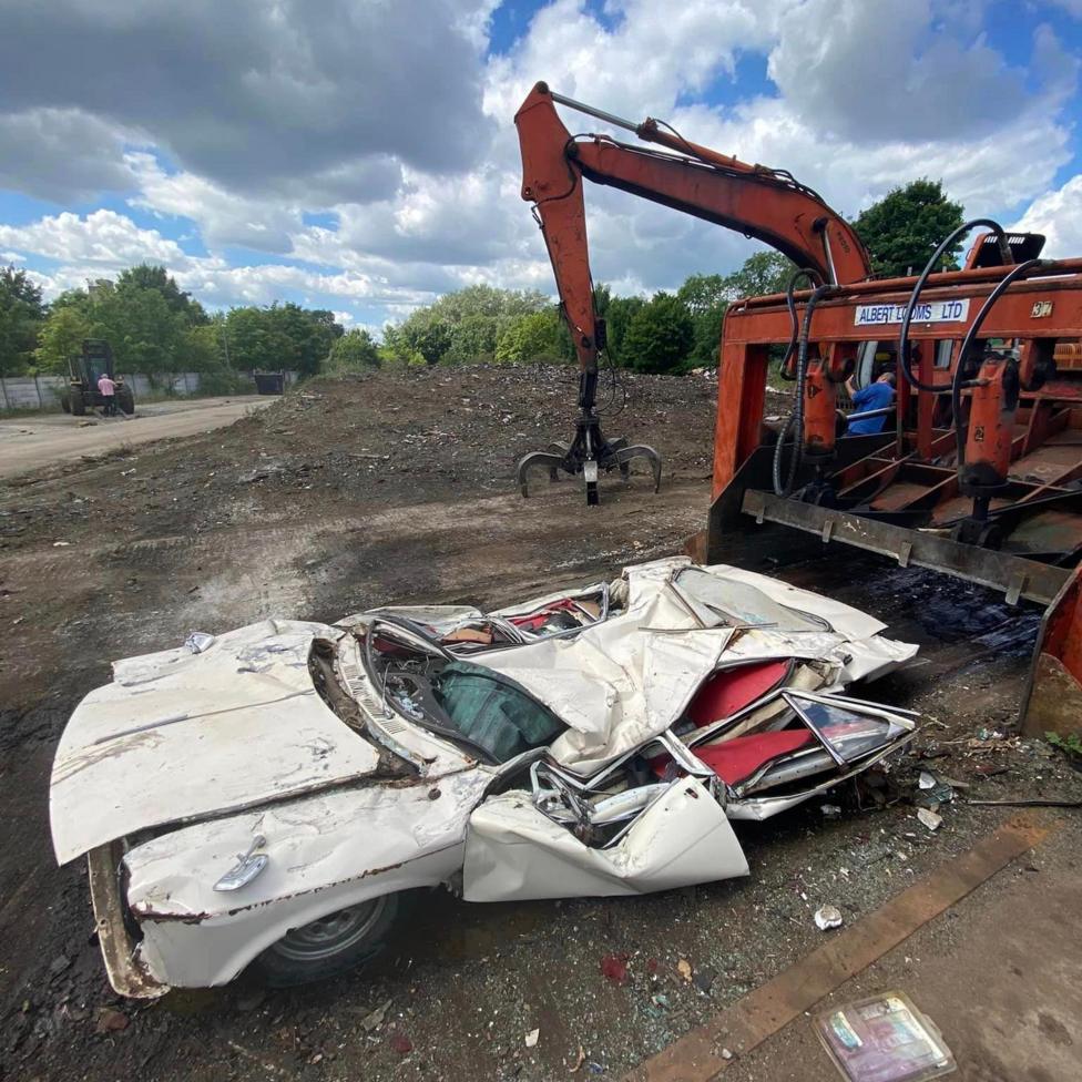Last car on Albert Looms's Derby scrapyard crushed - BBC News