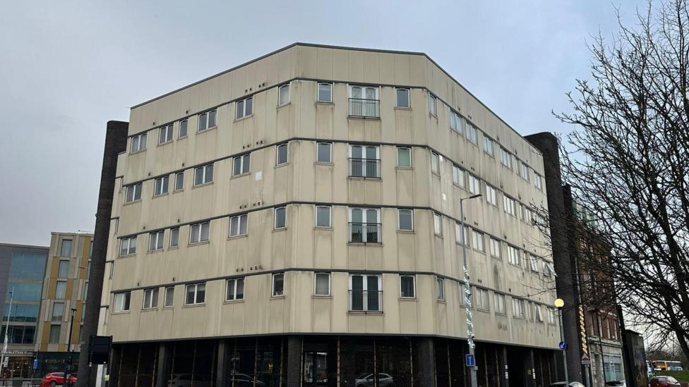 Cladding to be replaced to make building in Hull safer - BBC News