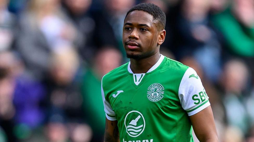 Nathan Moriah-Welsh: Mansfield Town sign Hibernian midfielder - BBC Sport