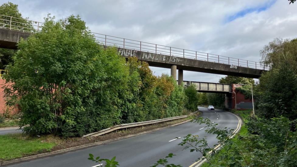 New footbridge installed at Harlington railway station - BBC News