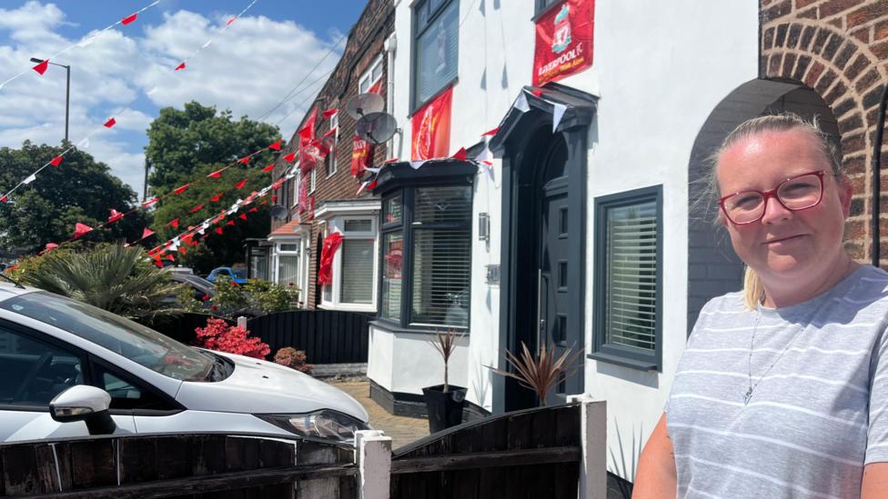 The 'magic' of living along Liverpool FC's parade route - BBC News