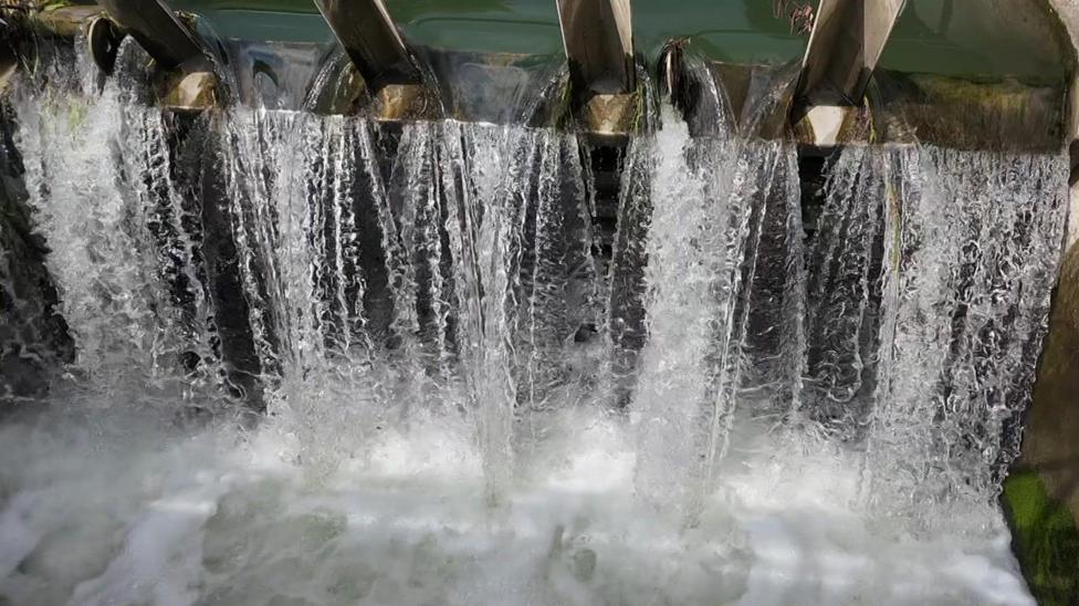 Oxford's Osney Lock hydro marks 10 years of green electricity - BBC News