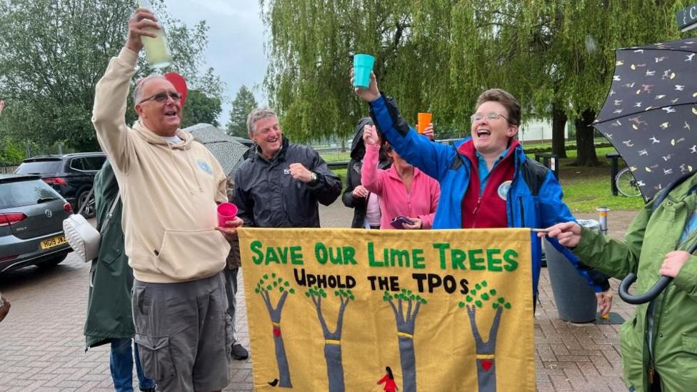 Campaigners welcome Wellingborough tree felling plan withdrawal - BBC News