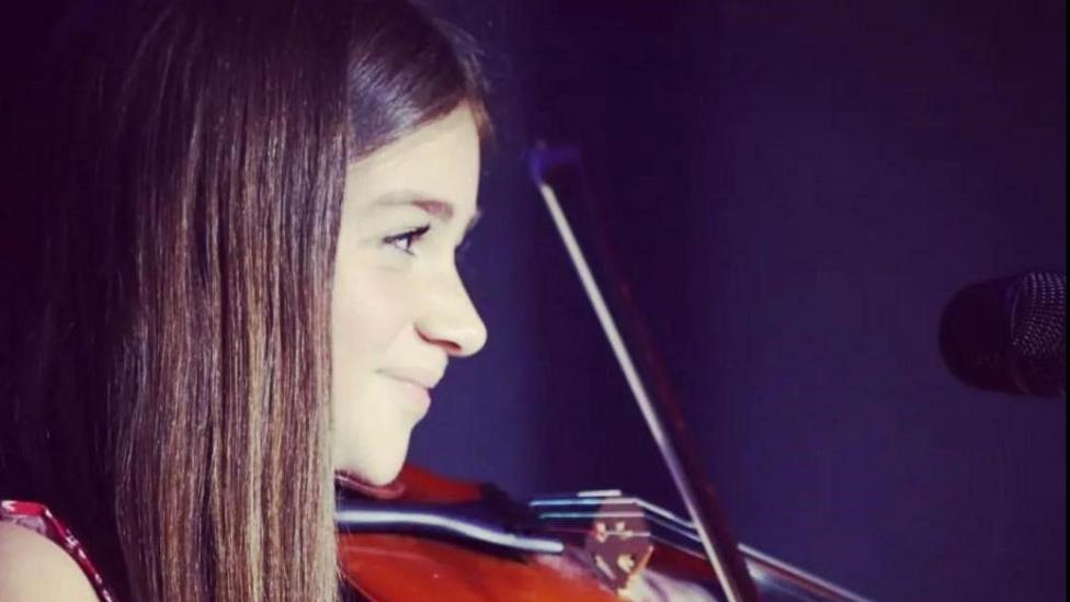 Taylor Swift fans get ready for singer's Eras tour in Dublin - BBC News