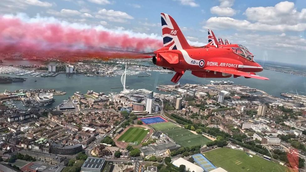 Red Arrows set off on five-week tour of Canada - BBC News