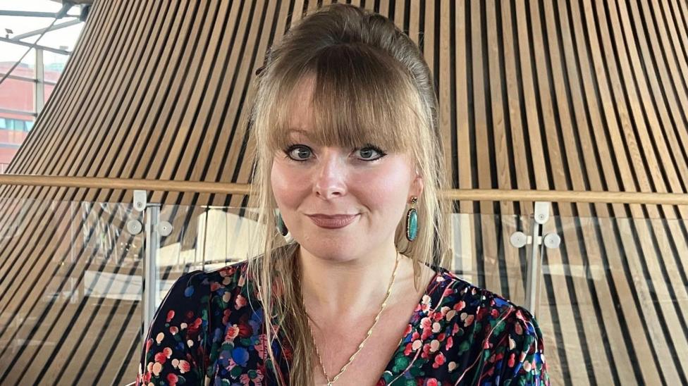 'Endometriosis spreads like my cancer, so why are waits so long?' - BBC ...