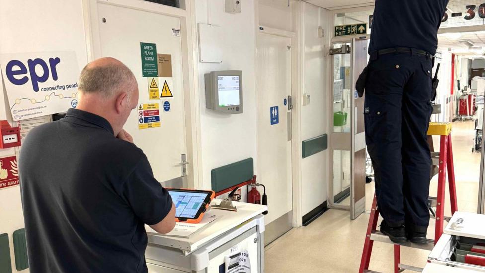 Airedale Hospital using new software to manage Raac repairs - BBC News