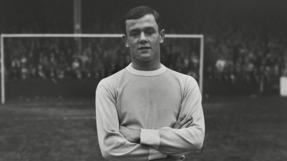 Swansea City: Popular former player Vic Gomersall dies aged 82 - BBC Sport