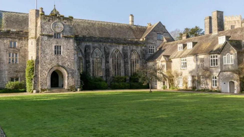 Students angry over sudden closure of degree courses in Devon - BBC News