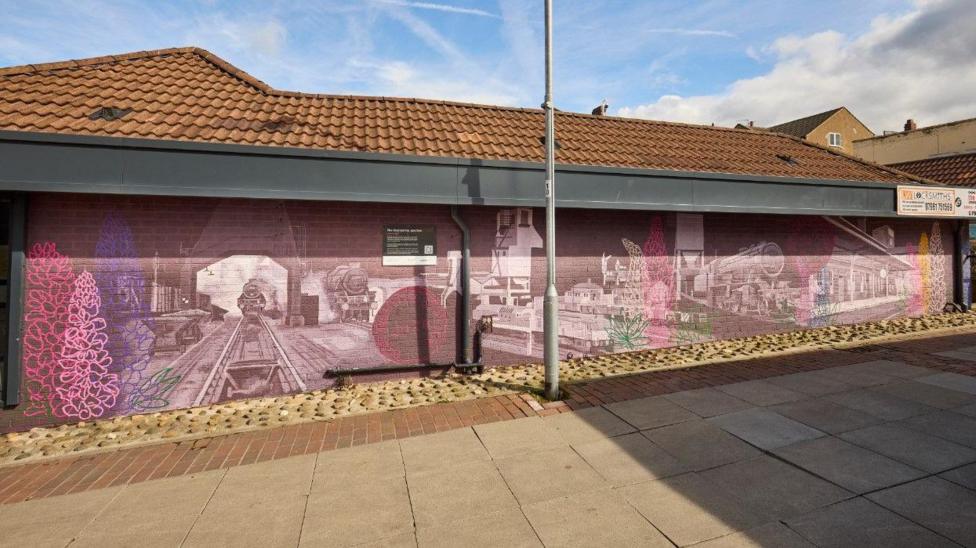 Normanton Market mural celebrates town's railway heritage - BBC News