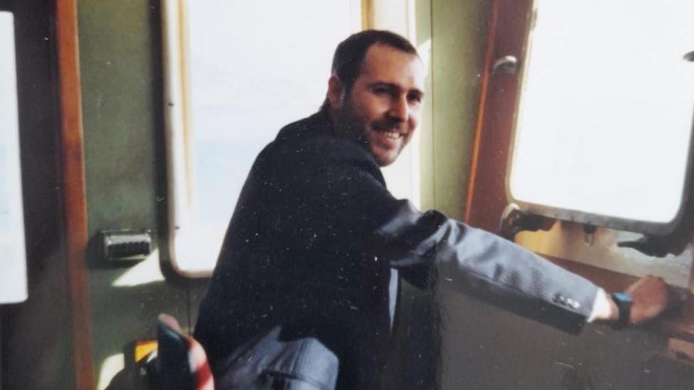 Family pays tribute to 'universally loved' Humber ship's pilot - BBC News