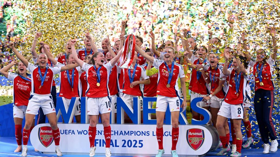 Arsenal lift Champions League trophy in front of ecstatic crowds - BBC News