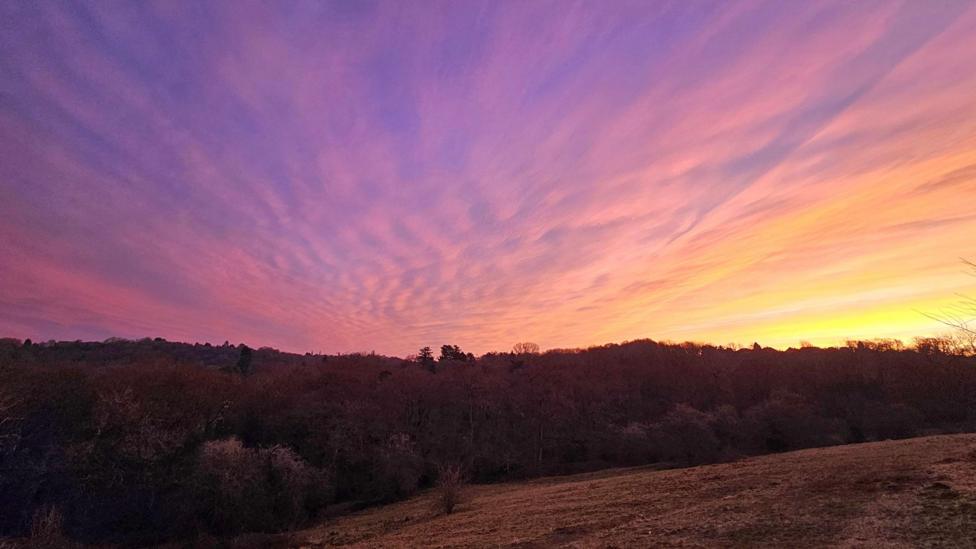 Rare clouds look like a 'Red Arrows' display - BBC Weather