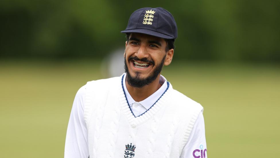 Warwickshire: Hamza Shaikh signs extended contract with Bears - BBC Sport