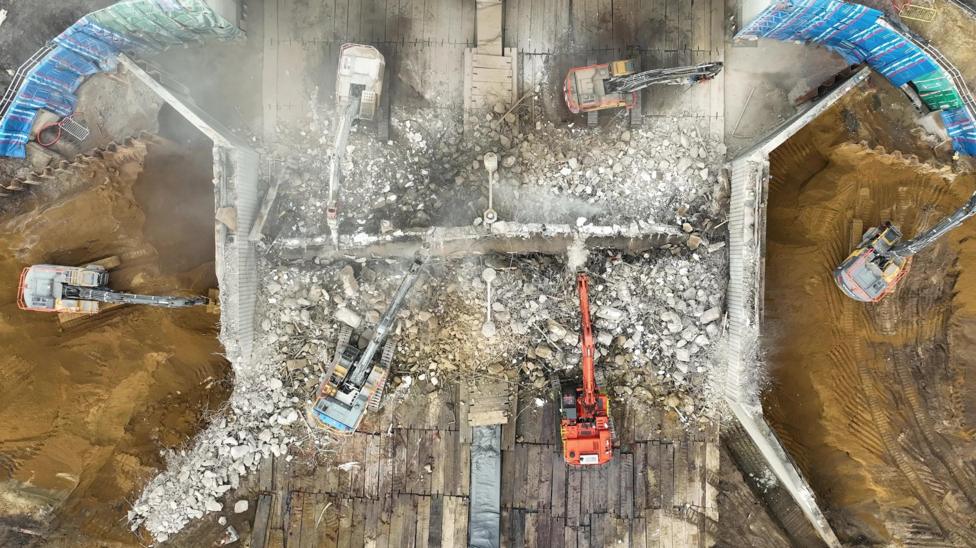 M25 in Surrey reopens after bridge demolition - BBC News