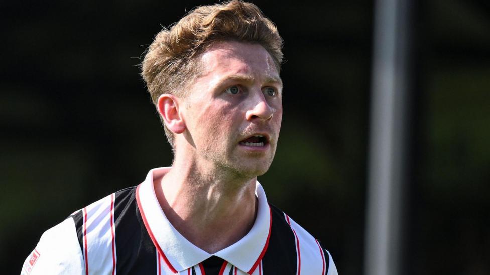 Denver Hume: Fleetwood Town sign full-back on two-year deal - BBC Sport
