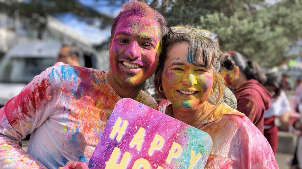 Holi, Hindu festival of colour, celebrated in Chalk Farm, London - BBC News