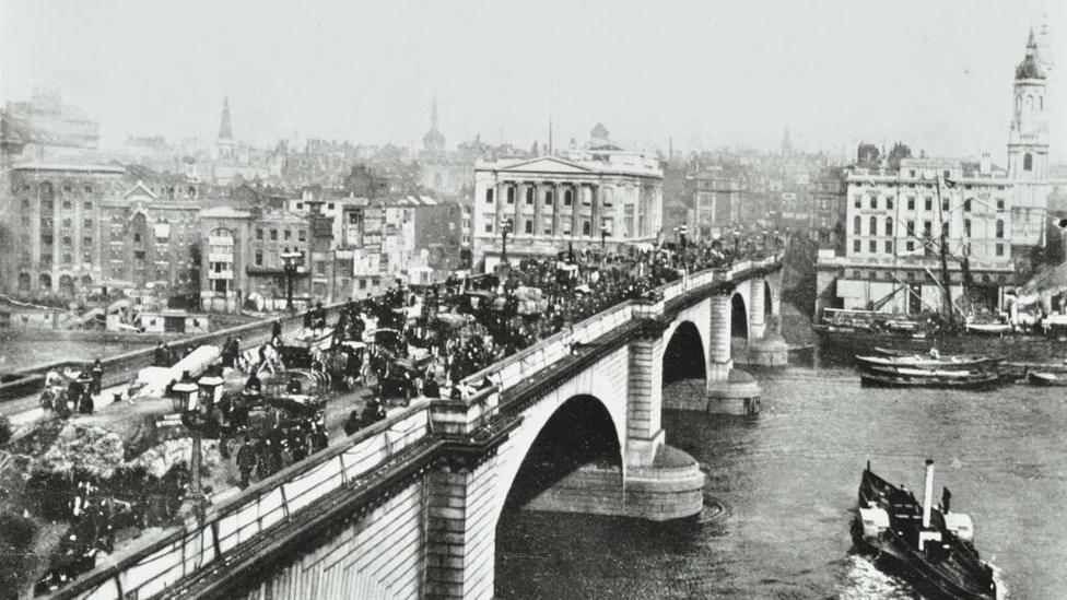 Tower Bridge: Man 'knew he was buying London Bridge for Arizona' - BBC News