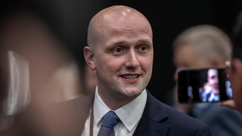 SNP Westminster leader Stephen Flynn hangs on to seat - BBC News