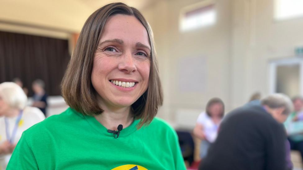 Bristol's tone deaf choir bringing joy to amateur singers - BBC News