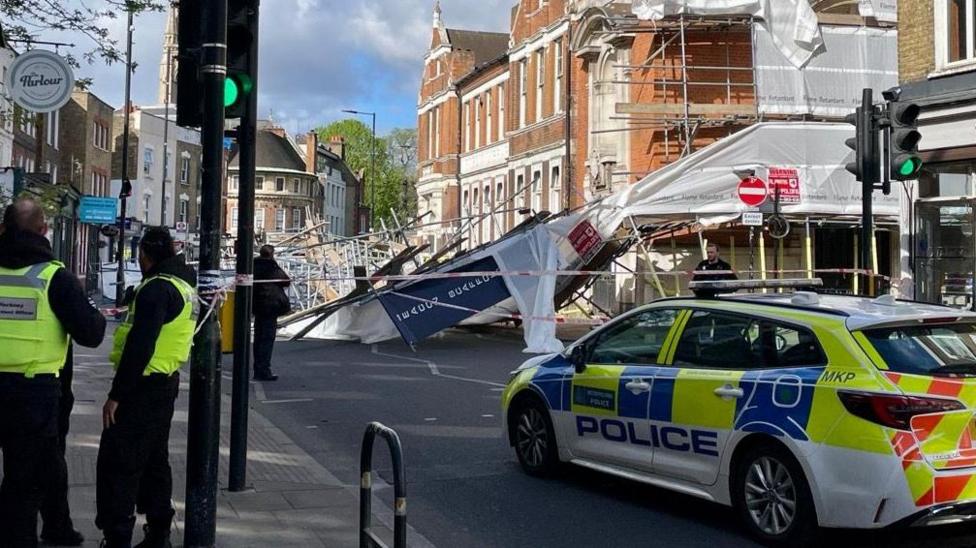 Stoke Newington road closed after scaffolding collapse - BBC News