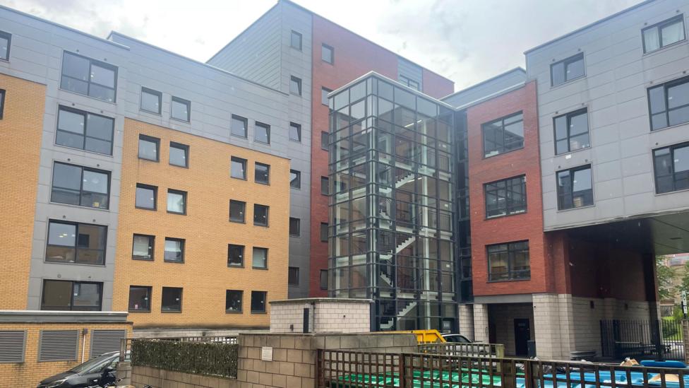 Students say rooms in Sheffield flats 'unbearable' in heatwave - BBC News