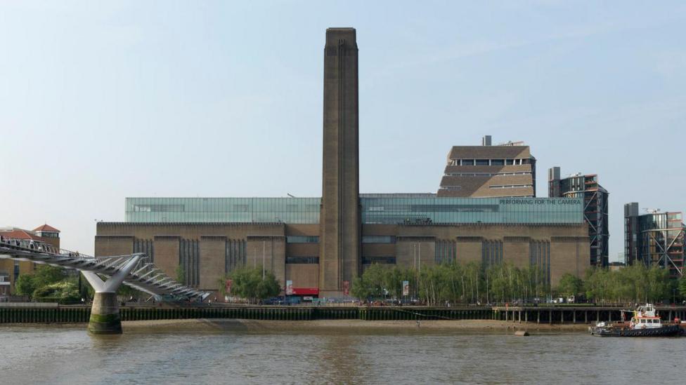 Tate Modern weekend opening hours to be extended - BBC News
