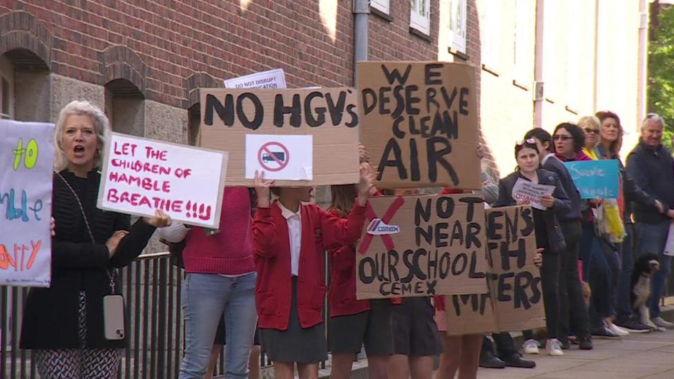 Hamble Airfield: Council rejects quarry plans - BBC News