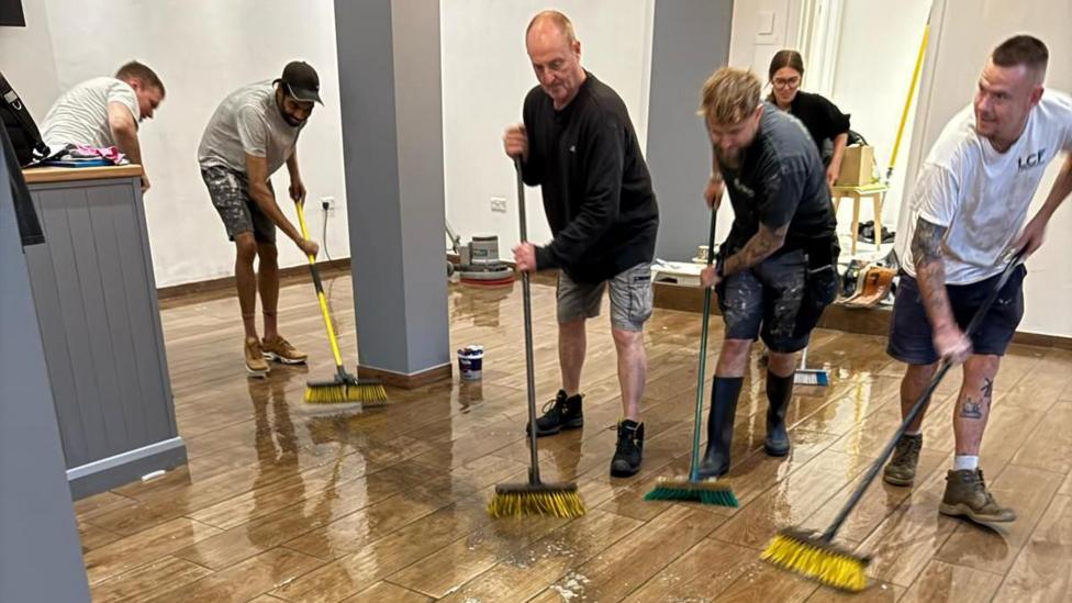 Mop up at pub after heavy rain causes Dunstable flooding - BBC News