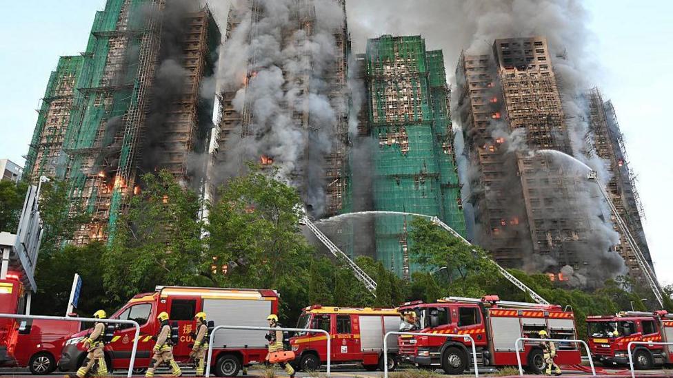 Hong Kong tower blocks fire death toll rises to 128 - BBC News