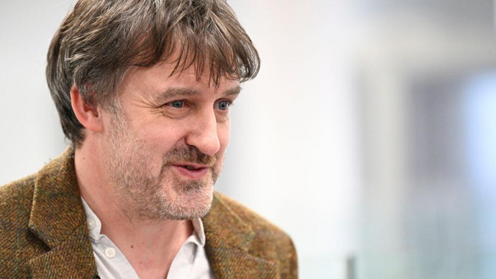 Lewis-born Gaelic poet Peter Mackay appointed Scotland's Makar - BBC News