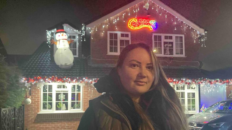 Neighbours raise £20k for Dougie Mac hospice with lights display - BBC News