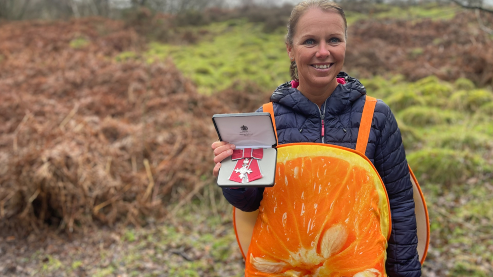 Veteran Sally Orange completes Everest marathon dressed as lemon - BBC News