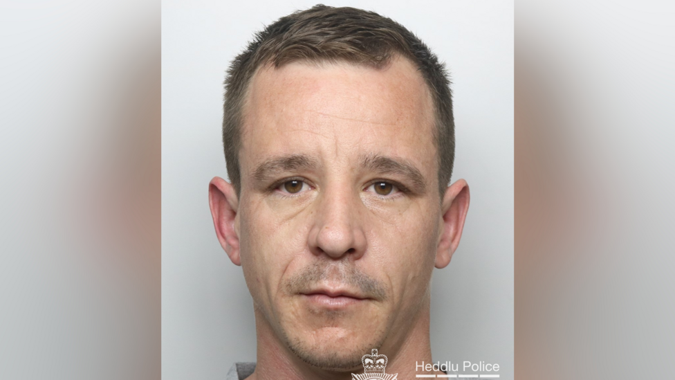 Carcharu dyn o Abergwaun am ymosodiad rhywiol 'brawychus' - BBC Cymru Fyw