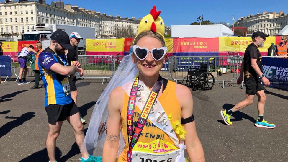 Thousands take part in Brighton Marathon and 10k - BBC News