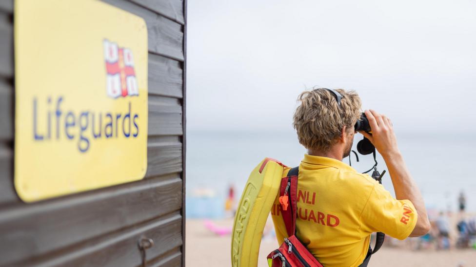 Off-duty RNLI lifeguards save swimmer at Praa Sands - BBC News