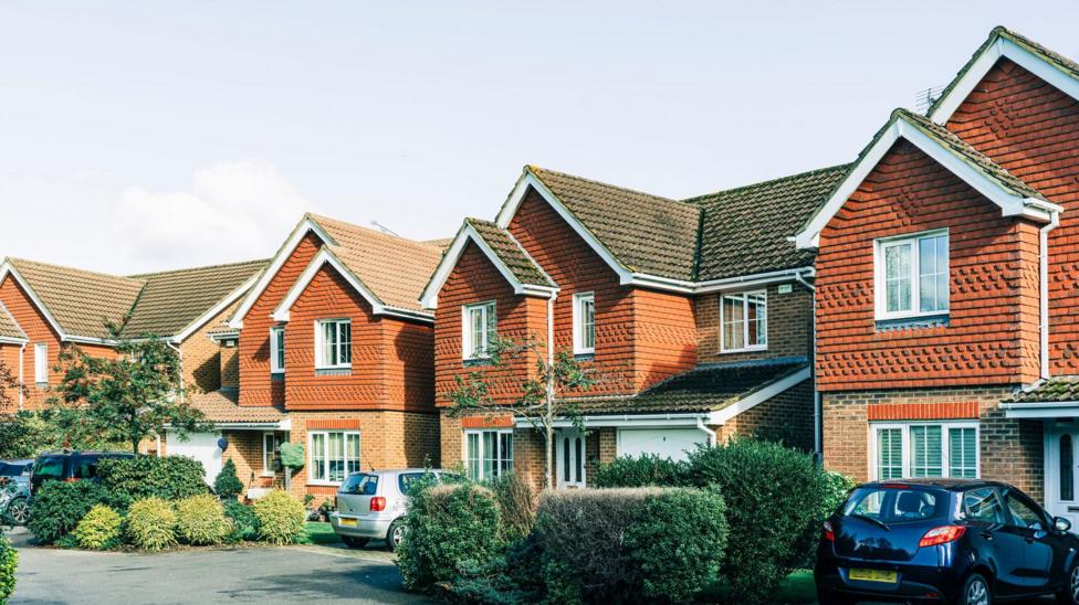 Housing Executive: Free hot water project to help fuel poverty - BBC News