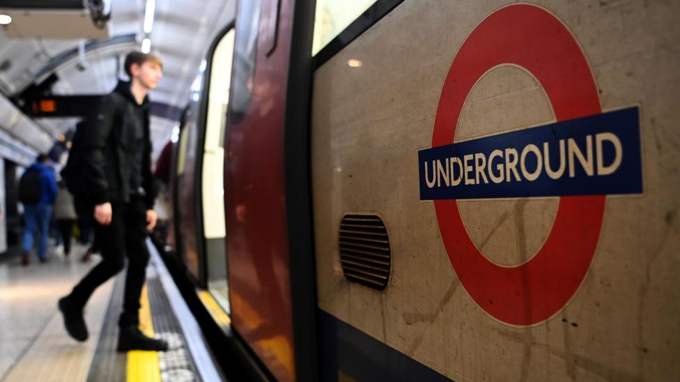 London Underground RMT members accept new pay offer from TfL - BBC News
