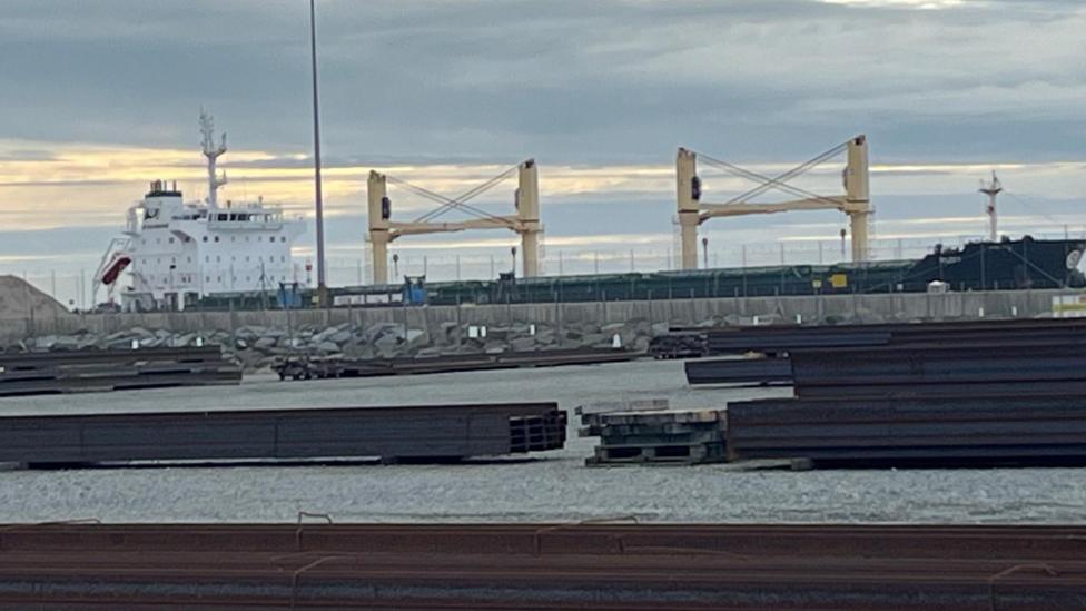 Damaged ship with cargo of fertiliser docks in Great Yarmouth - BBC News