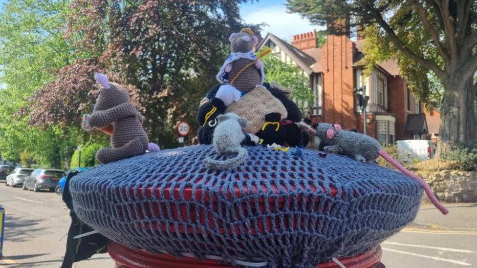 Birmingham bin strike 'King rat' postbox topper appears - BBC News