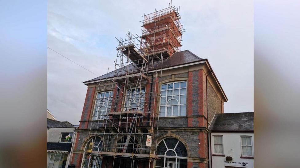 Lampeter: Town clock damaged by 'mindless vandals' - BBC News