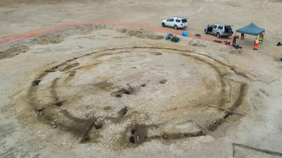Prehistoric chariot wheel unearthed at Highland golf course - BBC News