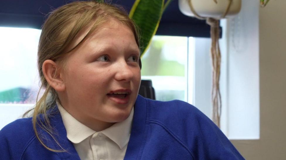 Vaping: Primary school pupils taught about dangers - BBC News