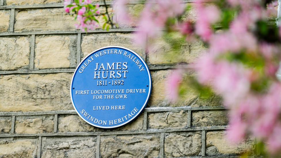 Plaque unveiled for Swindon railway pioneer - BBC News