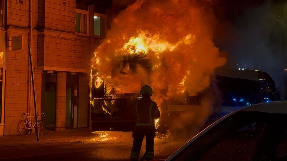 Bus bursts into flames in central Edinburgh - BBC News