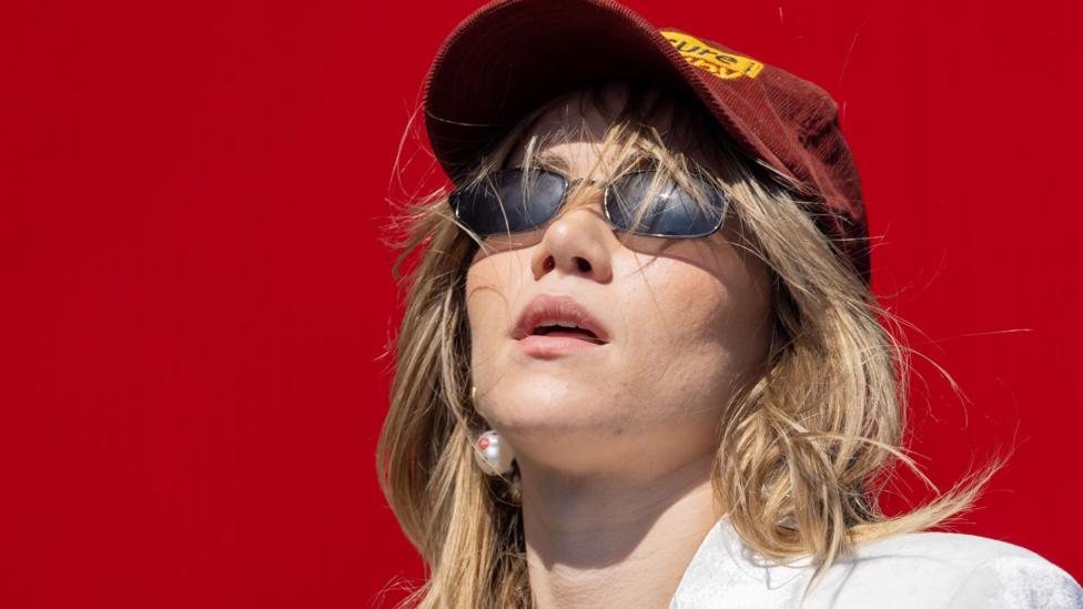 Suki Waterhouse inspired by cannibalistic sparklemuffin spider - BBC News